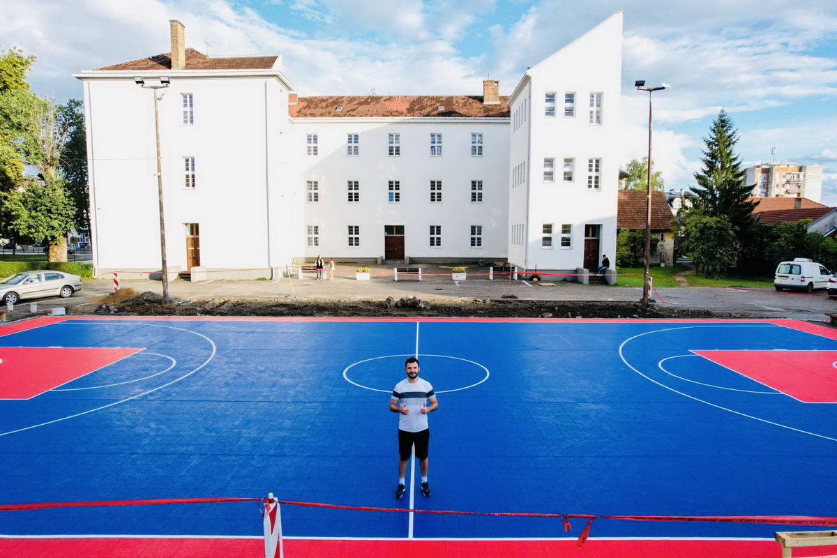 Gradonačelnik obišao radove na rekonstrukciji sportskog terena kod ...