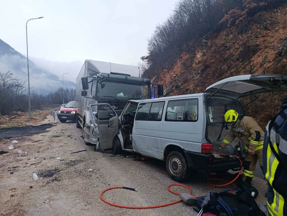 Teška nesreća na putu Sarajevo-Pale: Jedna osoba poginula, osam ...